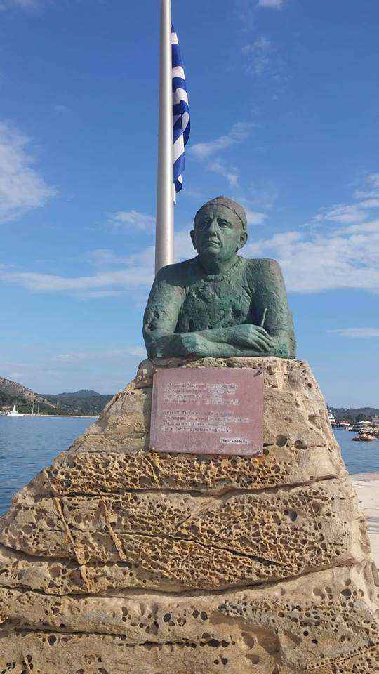 Το άγαλμα του Νίκου Καββαδία στο Αργοστόλι - Cat Is Art
