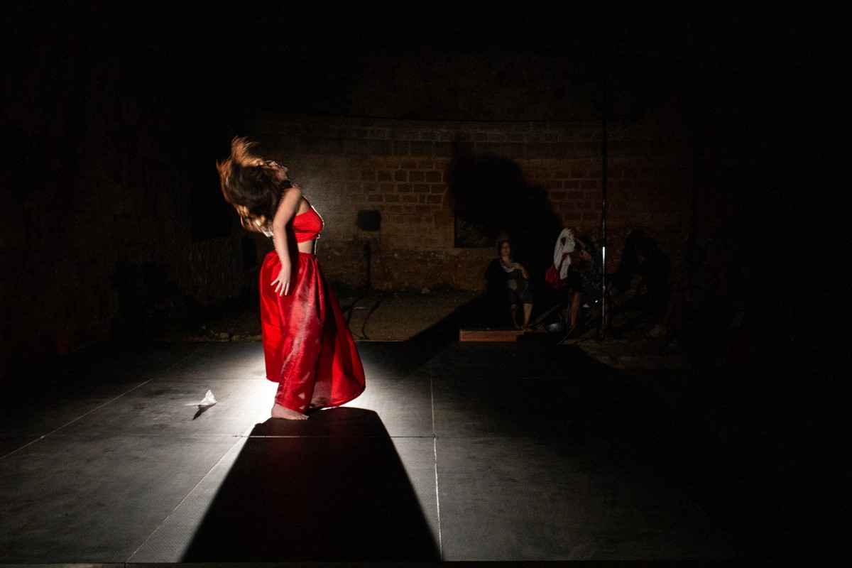 «ΚΟΚΚΙΝΟ». Τρία κεφάλαια από τη ζωή μιας γυναίκας στο Θέατρο Αλκμήνη ...