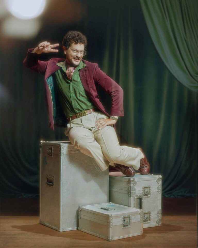 Το «Αίμα στη Σκηνή» του Τσαρλς Λάντλαμ σκηνοθετεί ο Τάσος Πυργιέρης στο ...